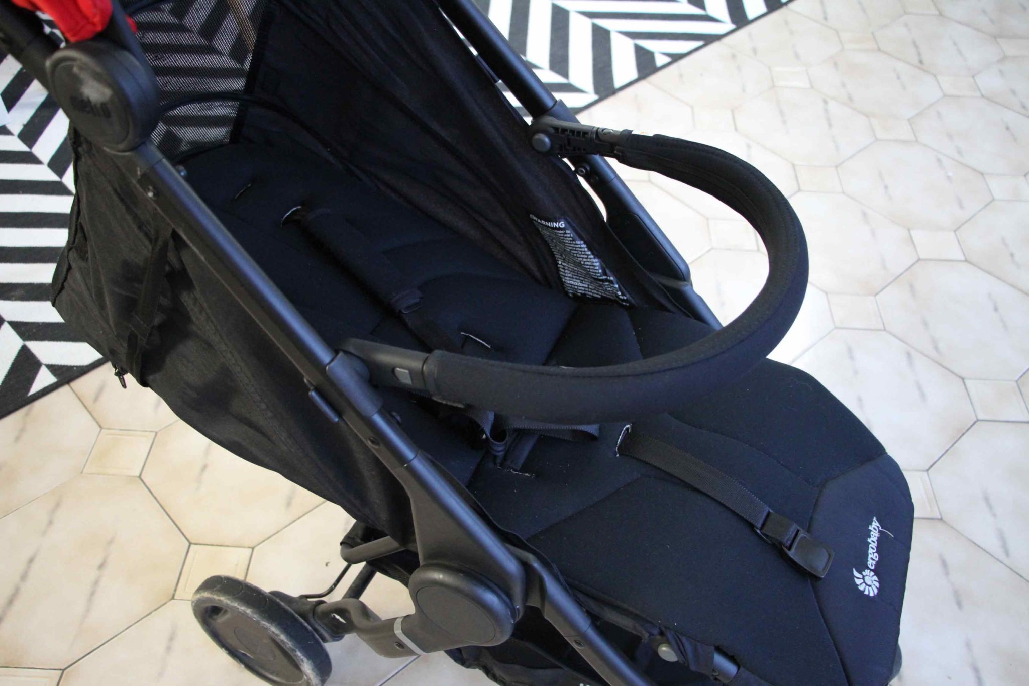 Poussette ultra-compacte d'Ergobaby : Metro City Stroller ⋆ Maman jusqu ...