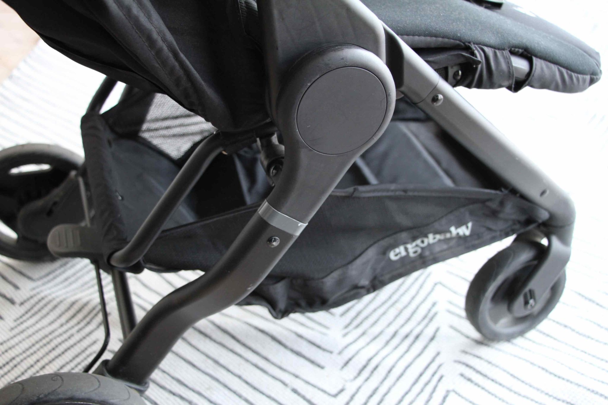 Poussette ultra-compacte d'Ergobaby : Metro City Stroller ⋆ Maman jusqu ...